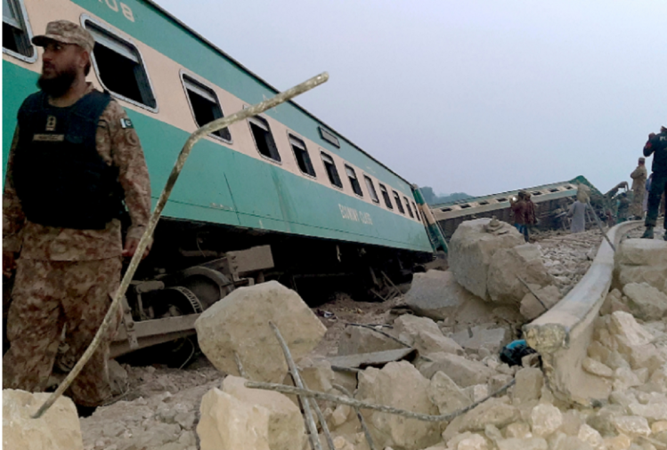 30 killed and 50 injured as two trains collide in Pakistan. – The Edge ...